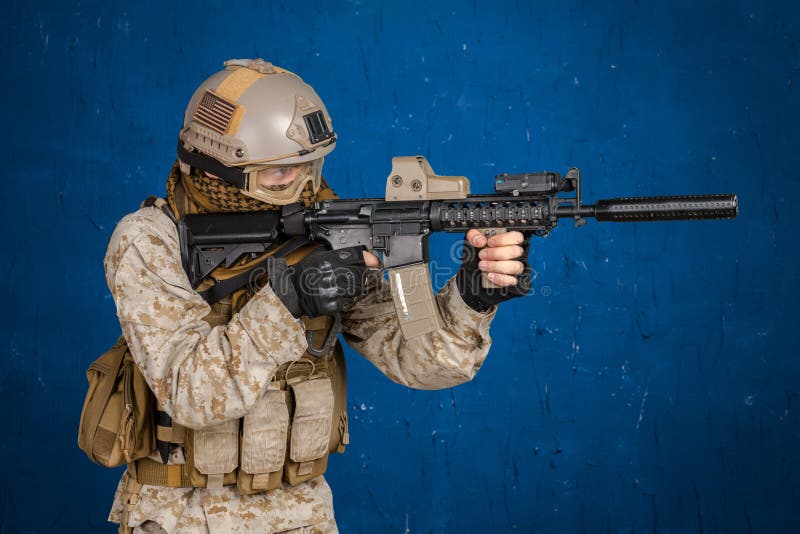 Soldado Moderno Con El Rifle Foto de archivo - Imagen de ejército ...