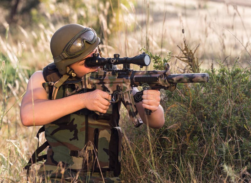 Soldado No Uniforme Com Arma Foto de Stock - Imagem de soldado ...