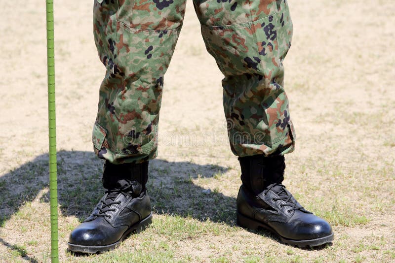 Soldado Que Se Coloca Con Las Botas Imagen de archivo - Imagen de asia ...