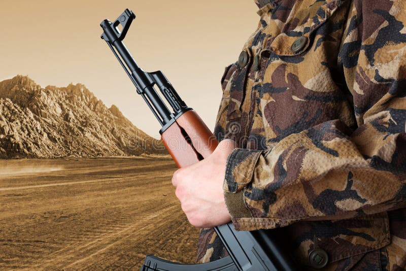 Hombre Que Sostiene Un Arma Del Rifle En La Ciudad Del Yemen Mukalla ...