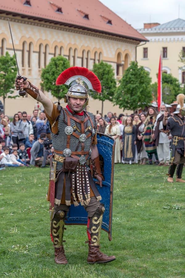 Soldado Romano En Traje De La Batalla Imagen editorial - Imagen de ...