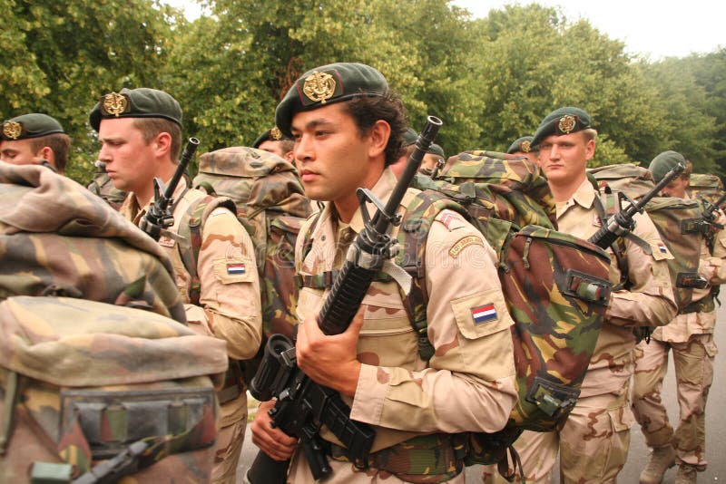 El marchar de los soldados imagen de archivo editorial. Imagen de ...