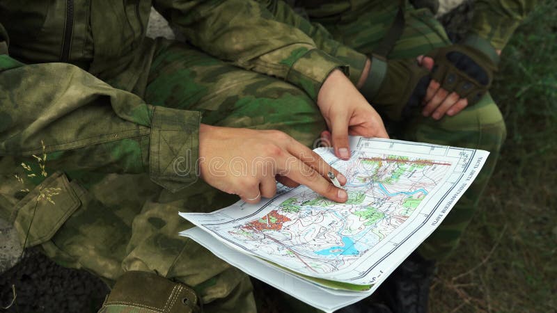 Soldados Miran El Mapa De Cerca Almacen De Video - Vídeo de battlefield ...