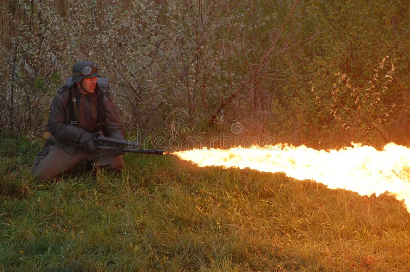 Soldat Allemand Avec Le Lance-flammes Photo stock - Image du image ...