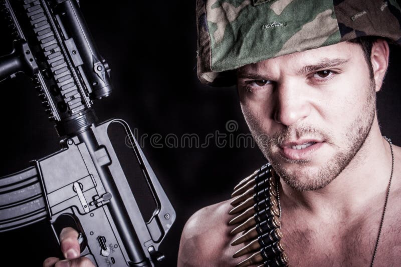 Soldat avec le fusil photo stock. Image du armée, marin - 95175426