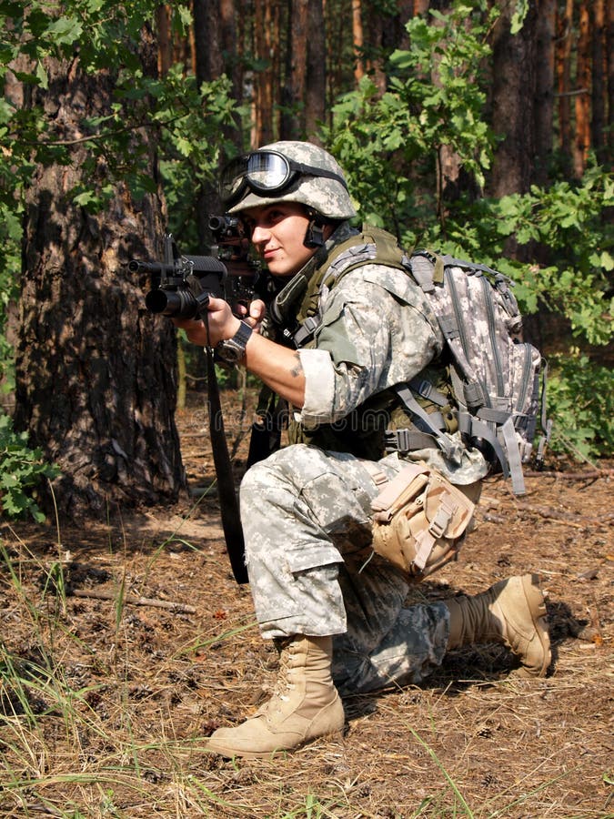 Soldat Avec Orienter Du Carbine M4 Image stock - Image du armée, marin ...