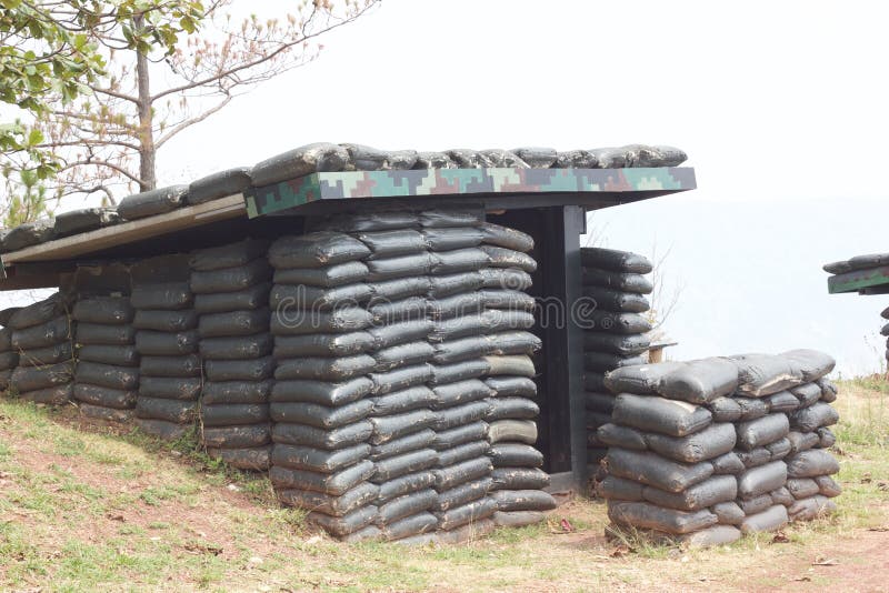 Soldat Bunker Sur La Colline Image stock - Image du soute, soldat ...