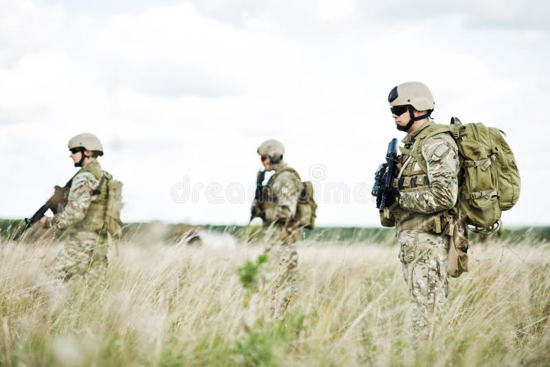Soldat en patrouille photo stock. Image du armes, soldats - 22789476