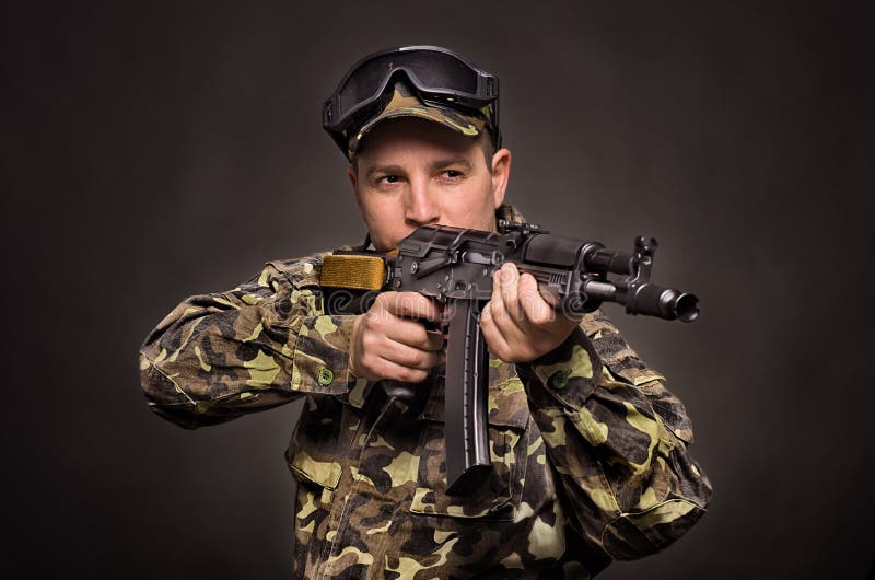 Soldat, Der Ein Maschinengewehr Zielt Stockbild - Bild von offizier ...