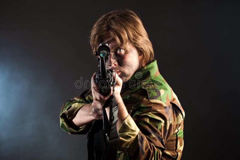 Soldat, Der Eine Waffe Zielt Stockbild - Bild von kugel, infanterist ...