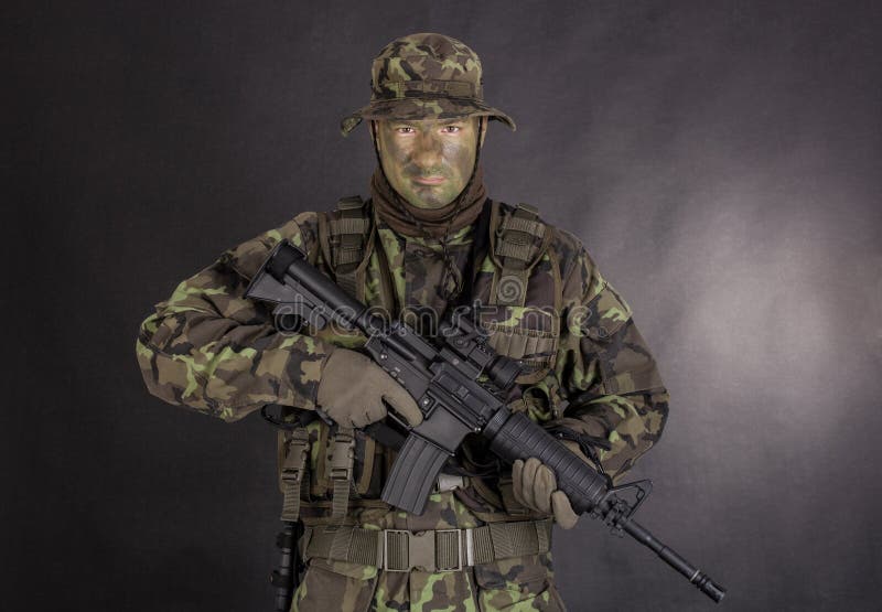 Soldat in Der Tarnung Und in Der Modernen Waffe M4 Stockbild - Bild von ...