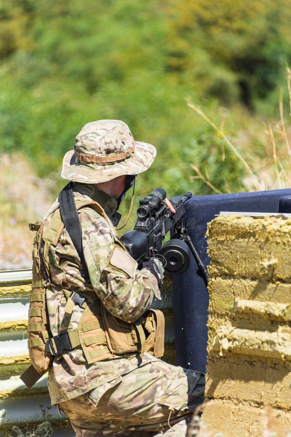 Soldat mit Waffe stockfoto. Bild von militärisch, krieg - 70992610
