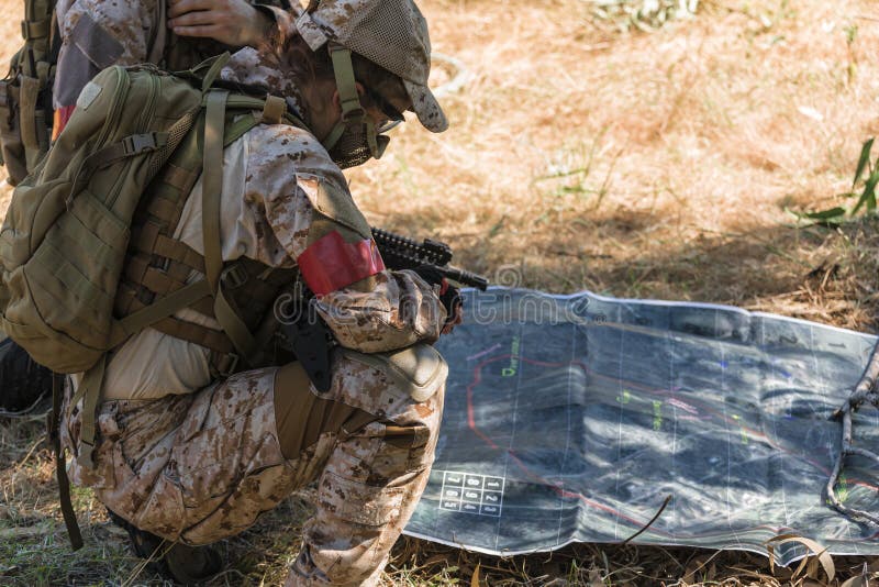 Soldat mit Waffe stockfoto. Bild von militärisch, krieg - 70992610