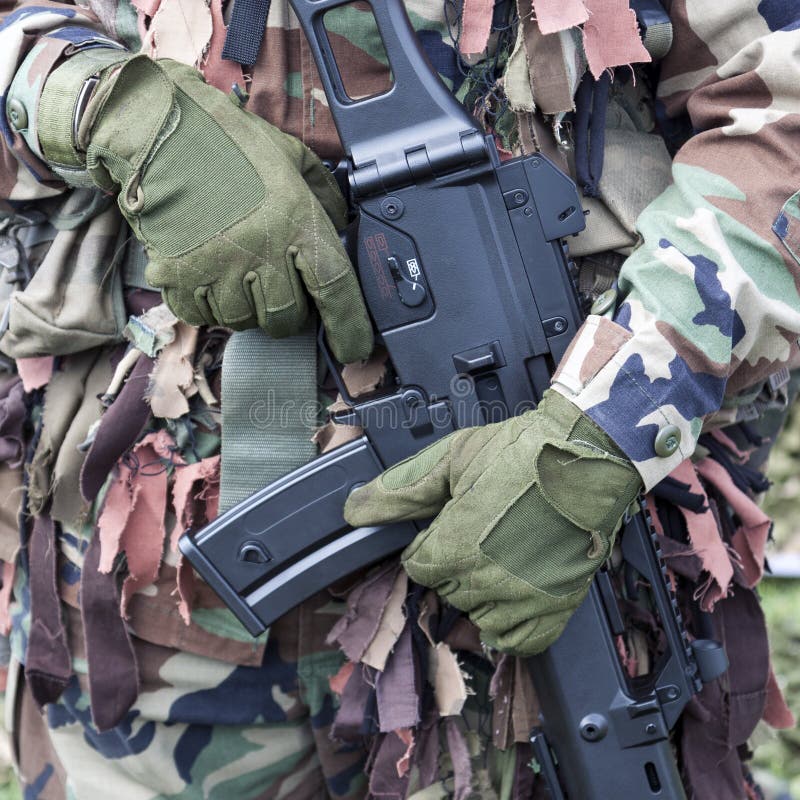 Soldat In Der Uniform Mit Waffe Stockbild - Bild von scharfschütze ...