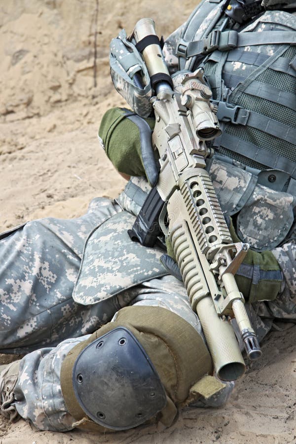 Soldat mit Gewehr stockfoto. Bild von gang, mann, mission - 21641086