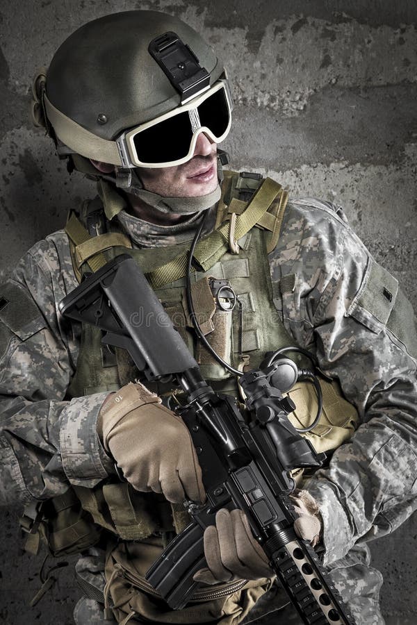 Soldat Mit Der Maske, Die Ein Gewehr Zielt Stockbild - Bild von tarnung ...