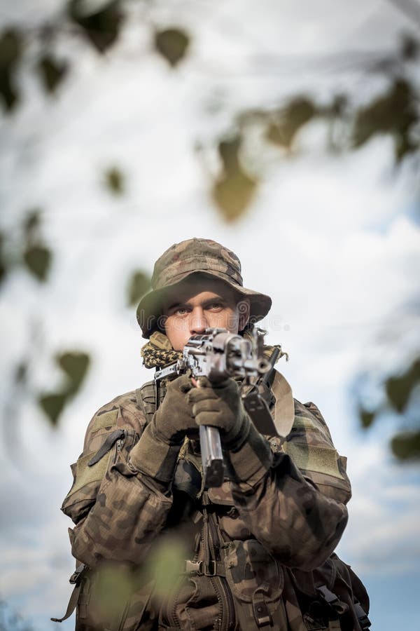 Soldat mit Waffe stockbild. Bild von kampf, speziell - 71180493