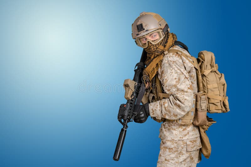 Soldat Moderne Avec Le Fusil Photo stock - Image du sérieux, armée ...