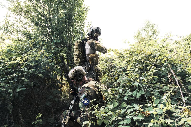 Soldaten in Der Uniform Des U S Armee Im Wald Stockbild - Bild von ...