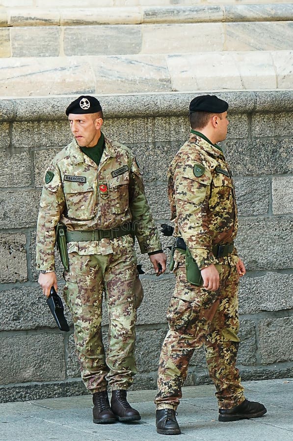 Soldati Dell'esercito Italiano Spiegato in Caserme Durante La Parata ...