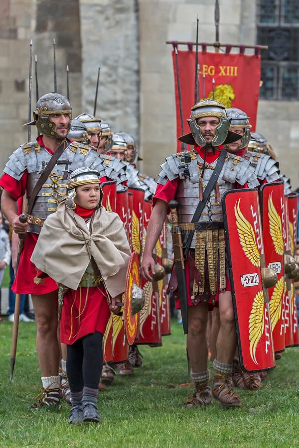 Soldati Romani in Costume Di Battaglia, Alba Iulia, Romania Fotografia ...