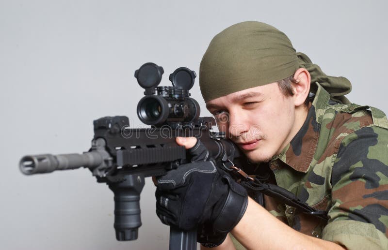 Soldato Con Un Fucile Di Assalto Automatico Immagine Stock - Immagine ...