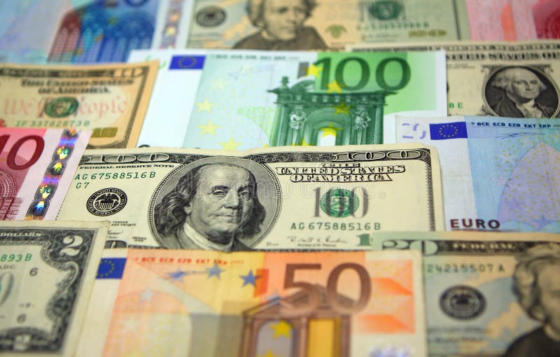 I Soldi Della Carta Per 50 Euro, Piegati in Un Tubo E Decorati Con Un ...