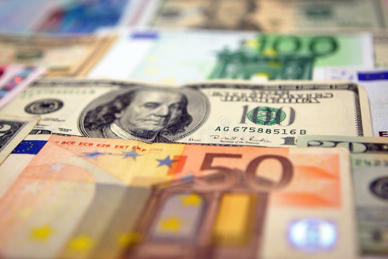 I Soldi Della Carta Per 50 Euro, Piegati in Un Tubo E Decorati Con Un ...