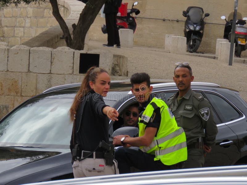 A Soldier and a Security Guard at the Western Wall in Jerusalem ...