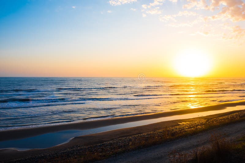 Sole giallo luminoso, alba fotografia stock. Immagine di litorale ...