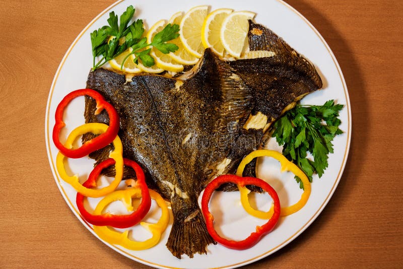 Solha Cozida Com Os Vegetais No Fundo De Madeira Foto de Stock - Imagem ...