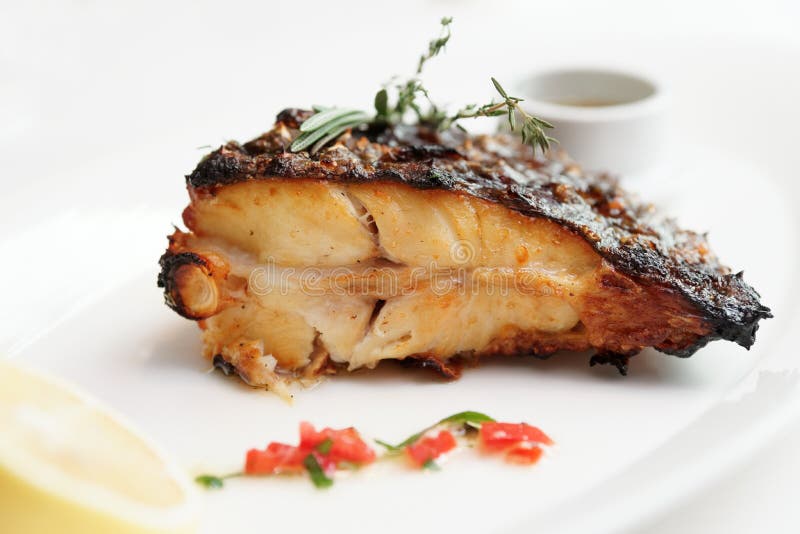 Solha Grelhada Na Placa Branca, Isolada Imagem de Stock - Imagem de ...
