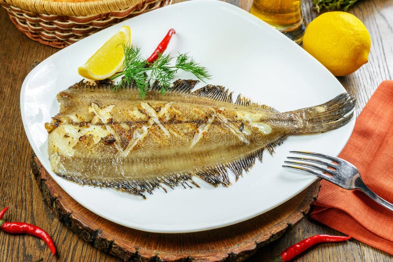 Solha Grelhada Com Batata Triturada Foto de Stock - Imagem de alface ...