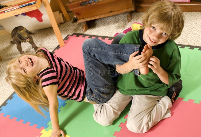 Bambini Che Solleticano I Piedi Con La Piuma Immagine Stock - Immagine ...