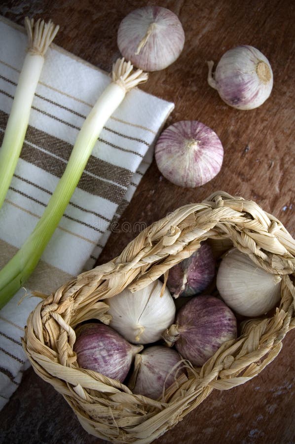 Solo Garlic Bulbs in a Basket with Green Onions Stock Image - Image of ...