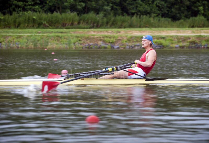 Solo Rowing de hombres foto de archivo. Imagen de mojado - 15007766