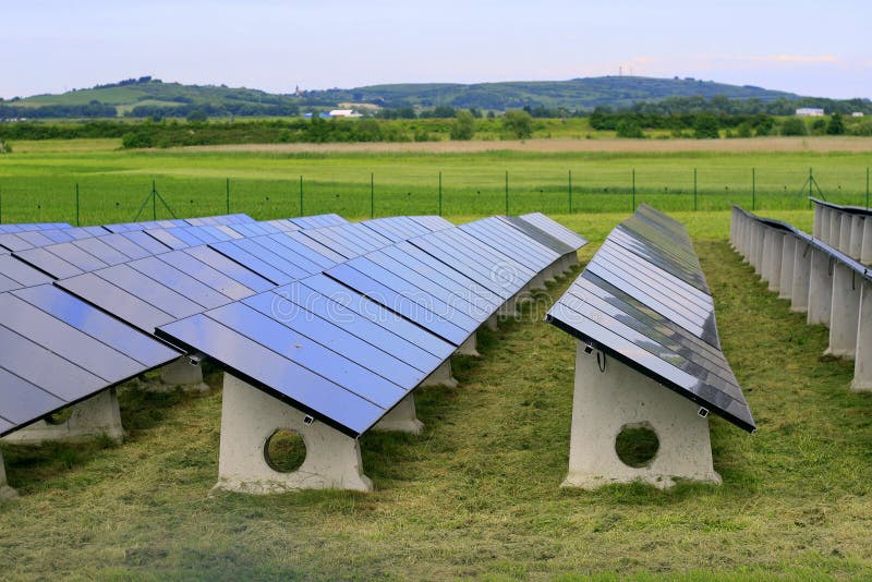 Solros Formad Solpanel På En Sol- Lantgård Arkivfoto - Bild av format ...