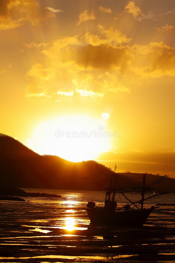 Solsken arkivfoto. Bild av färg, strandlinje, stenigt - 15957598