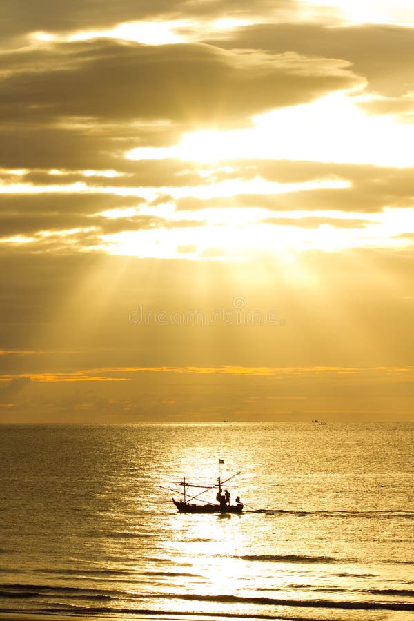 Solsken i morgonen arkivfoto. Bild av järnhand, morgon - 95279760