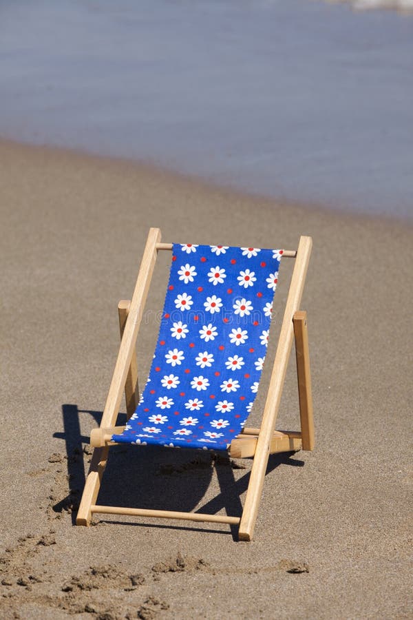 Strandplats Med Den Solstol Och Svart Tavla Arkivfoto - Bild av utomhus ...