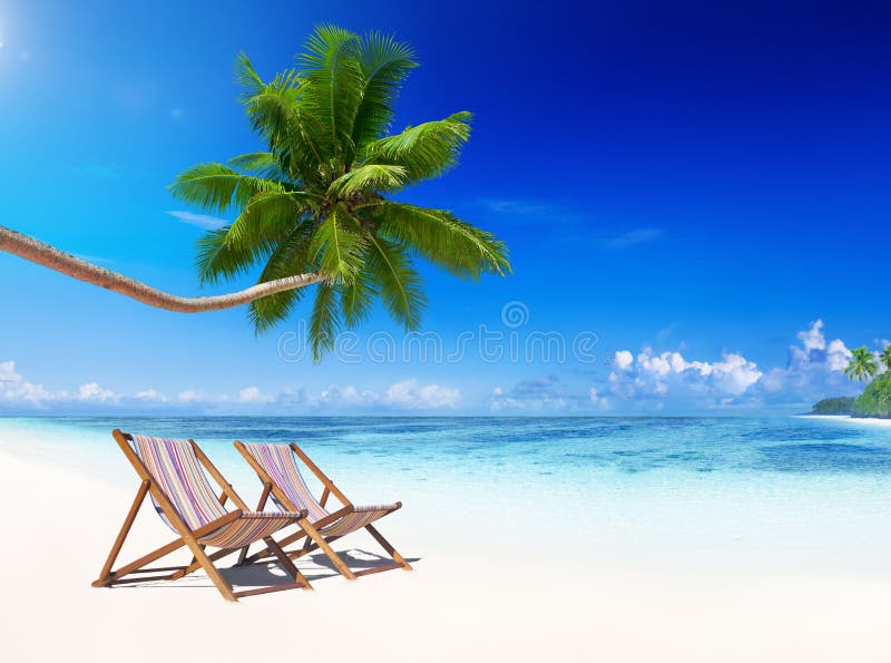 Solstolar På Den Tropiska Stranden Arkivfoto - Bild av kustlinje, samoa ...