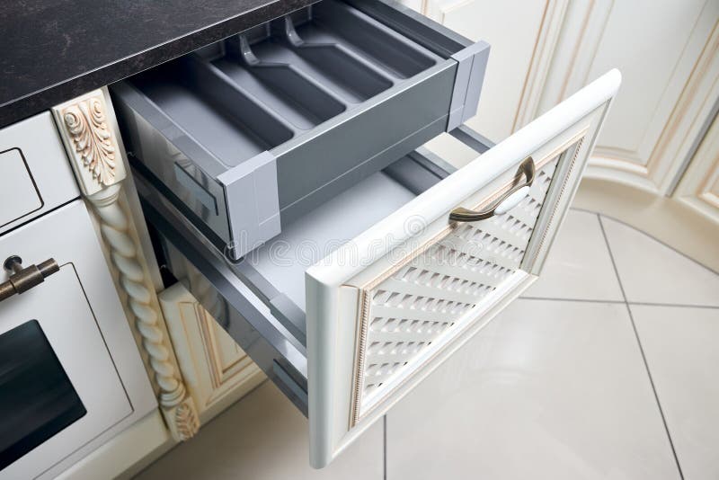 Solutions for Placing Utensils in Classic Kitchen - Horizontal Sliding ...