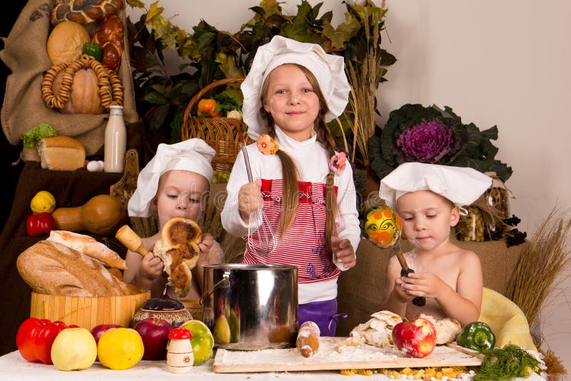 Lagar mat roliga två fotografering för bildbyråer. Bild av kokkonst ...