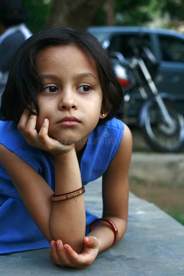 Somber Kind stock foto. Image of somber, klassiek, kijken - 3063340