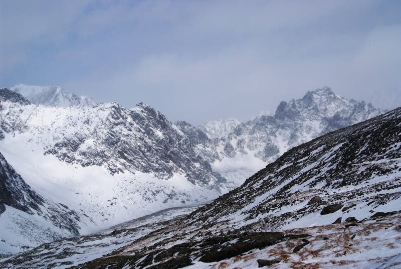 Somber Weer in De Winterbergen Stock Foto - Image of mooi, laag: 15390738