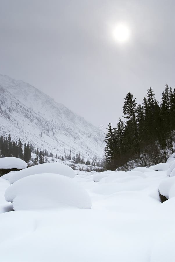 Somber Weer in De Winterbergen Stock Afbeelding - Image of wolk, slecht ...