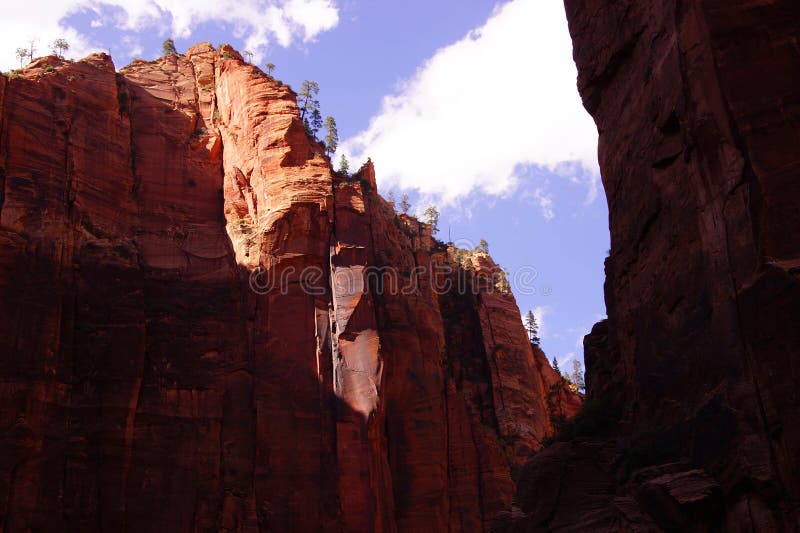 Sombras Y Caras Del Acantilado Escarpado Imagen de archivo - Imagen de ...