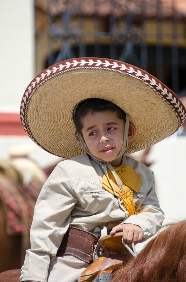 Sombrero De Port De Garçon Mexicain Image éditorial - Image du visage ...
