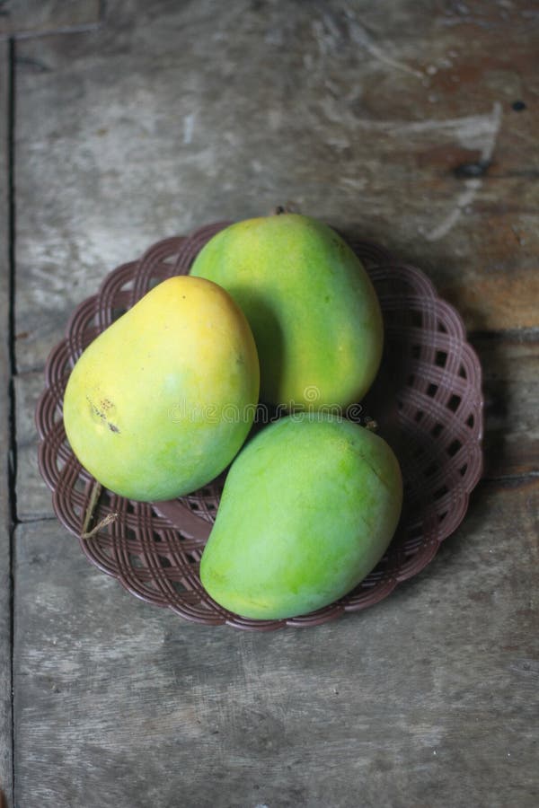 Ripe Mangoes on a Wooden Table Stock Image - Image of green, food ...
