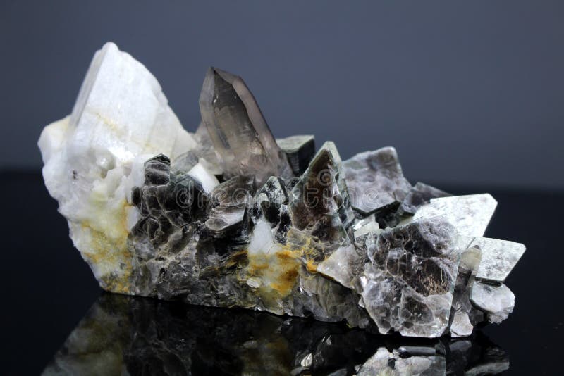 Ruwe Kwarts-biotiet Schiststeen Op Wit Stock Foto - Image of erts, stuk ...